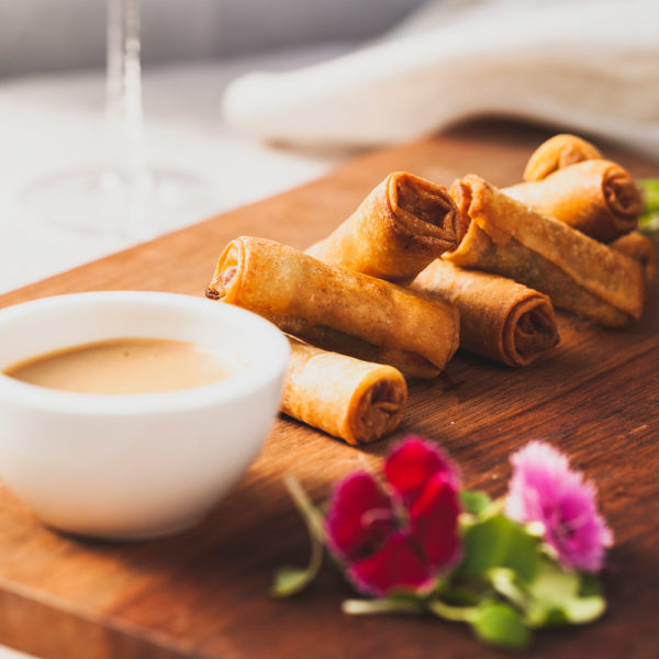 Spring Rolls de Lomo Saltado con su Jugo Ahumado – Galería Gourmand